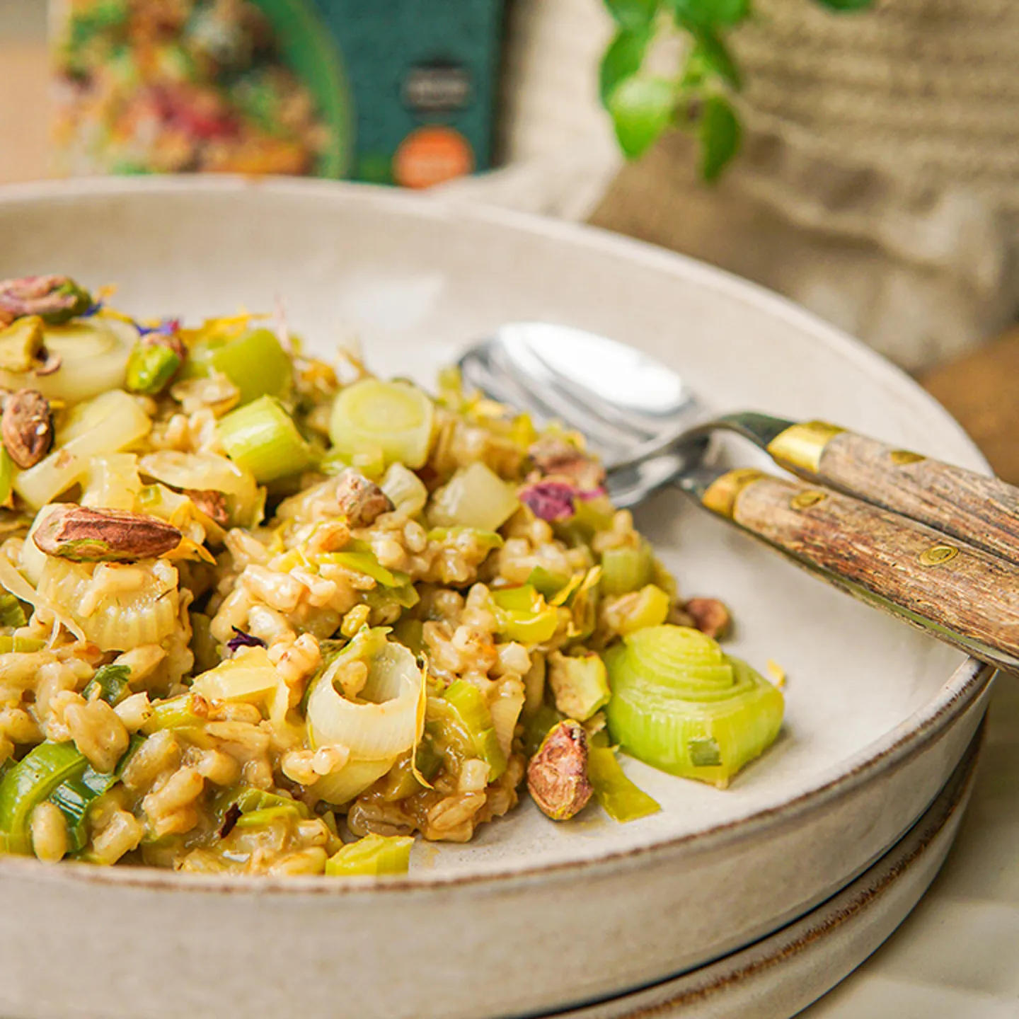 Vegan risotto of oat rice with leek and miso butter - Fazer Willja